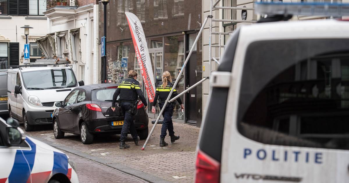 Meubelzaak Tiel overvallen, zwaarbewapend arrestatieteam haalt vier ...