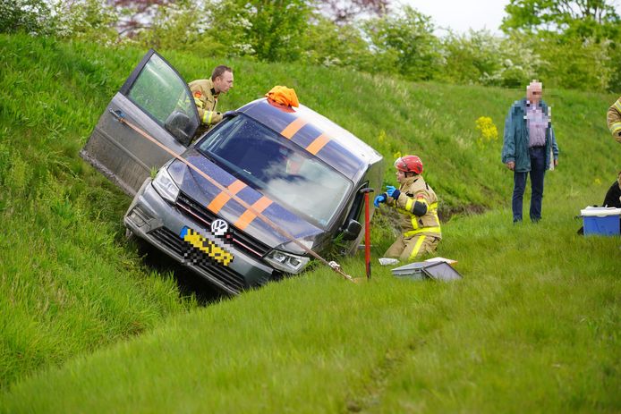 Brandweer moet bestuurder uit benarde positie bevrijden bij eenzijdig ongeval rondweg Voorst ...