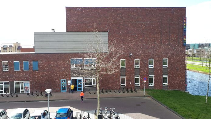 Basisschool stuurt antivaxers van plein weg: ‘School dient veilige ...
