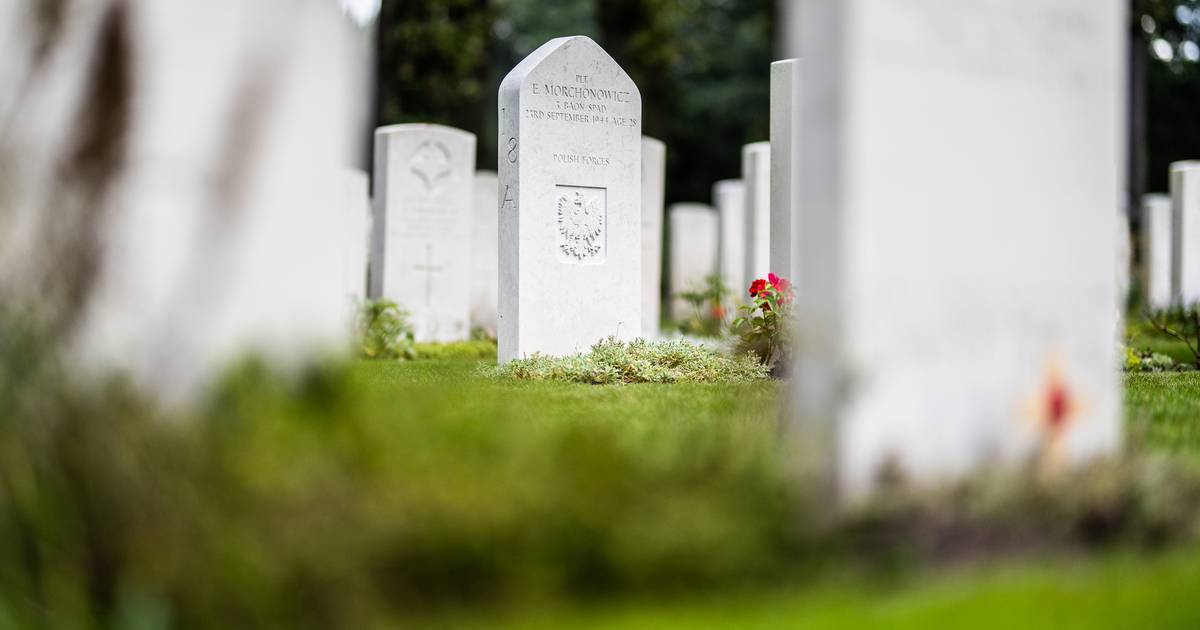 Dankzij deze man heeft het graf van een Poolse soldaat eindelijk zijn ...