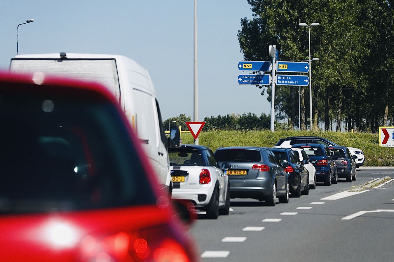 Op deze plek staat de N57 in top 10 files van ANWB | Foto | AD.nl