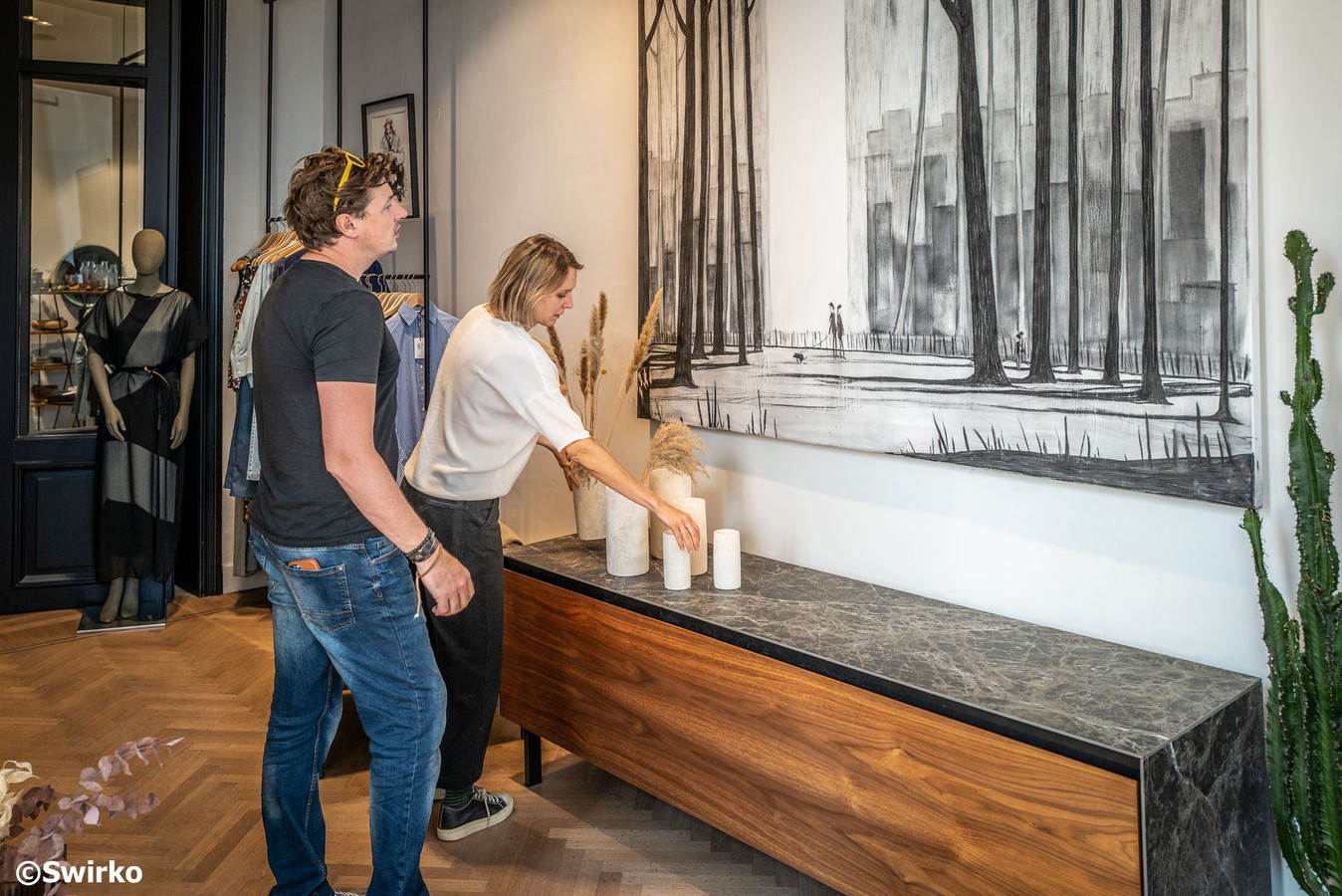 Tekenaar Tim Acke exposeert bij Pastoor: “Vijftig werken in houtskool en balpen” | Foto | hln.be