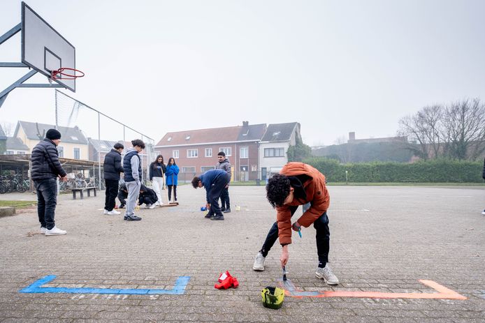 Leerlingen atheneum Willebroek kiezen kleur tegen pesten: “Ook in ...