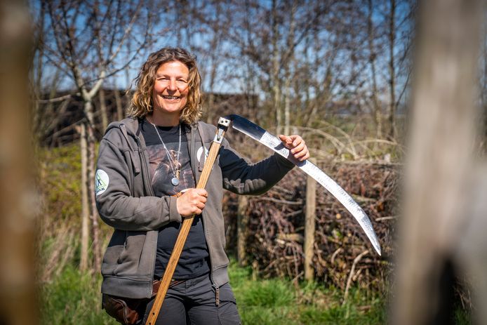 Sandy maait met de zeis en wil dat zoveel mogelijk mensen leren: ‘Grote ...