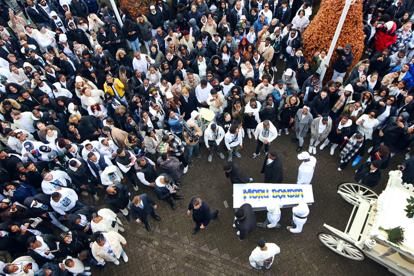 In witte koets komt de kist van doodgeschoten rapper Boechi aan bij ...