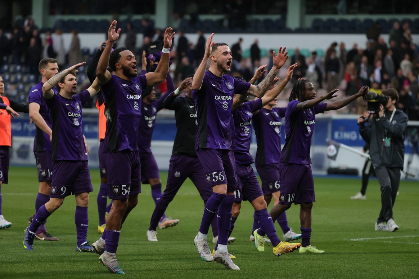 KIJK. RSCA-fan is door het dolle heen na zege en werpt gsm op veld ... KIJK. RSCA-fan is door het dolle heen na zege en werpt gsm op veld ...