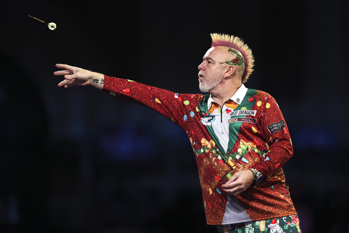 Peter Wright, opnieuw in flitsende kerstoutfit, wint vlot - Borland ...