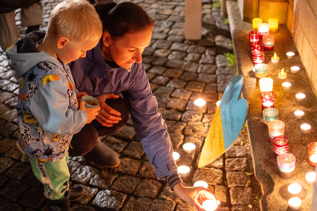 Mechelaars houden wake voor oorlogskinderen: “Moeten de wereld een ...