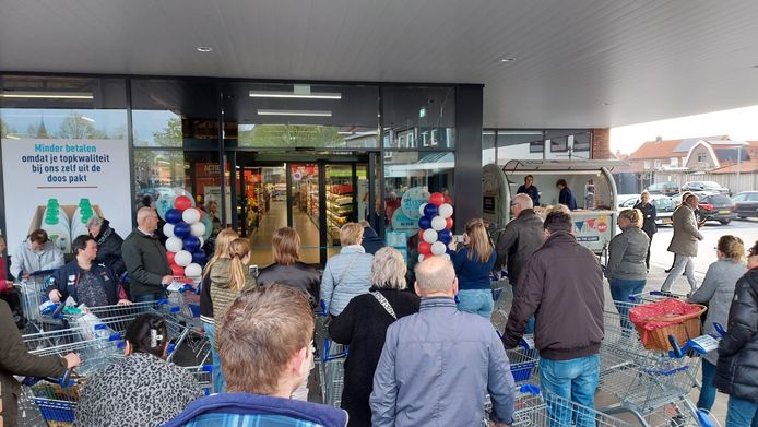 De rijen bij de kassa's liegen er niet om, volledig vernieuwde ALDI in Denekamp is populair ...