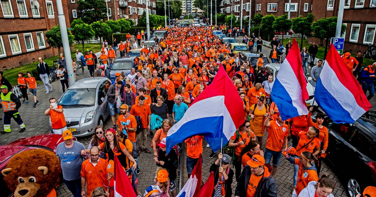 Rotterdamse EK-oranjemars met 400 man klein maar fijn | Binnenland | AD.nl