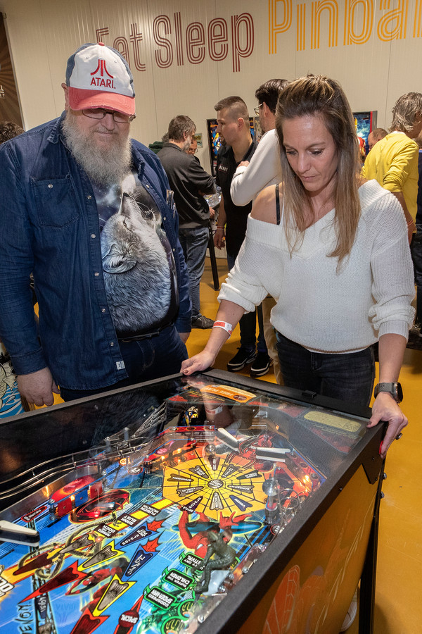 In de flipperflow! Flipperen is weer helemaal terug in The Pinball Club ...