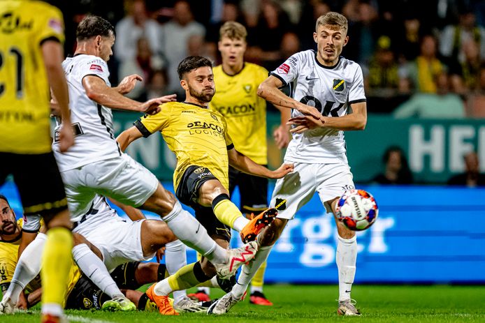 NAC verliest na ontslag Hyballa bij VVV, Roda JC blijft koploper en ADO Den Haag wint in ...