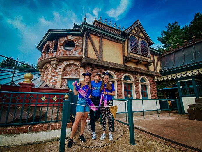 IN BEELD. MNM-dj's spelen reuzenversie van verstoppertje in Disneyland ...