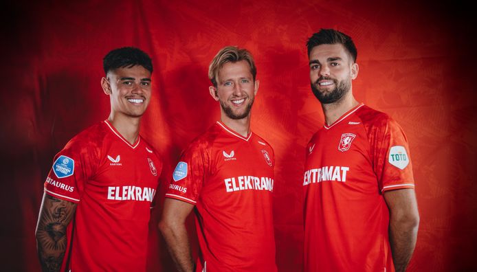Dit is het nieuwe thuisshirt van FC Twente (al was het per ongeluk al ...