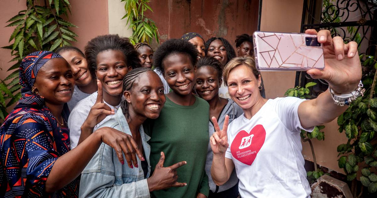 EXCLUSIEF. Kim Gevaert op bezoek bij haar ‘SOS-metekinderen’ in Kinshasa: “Mag ik een keer op ...