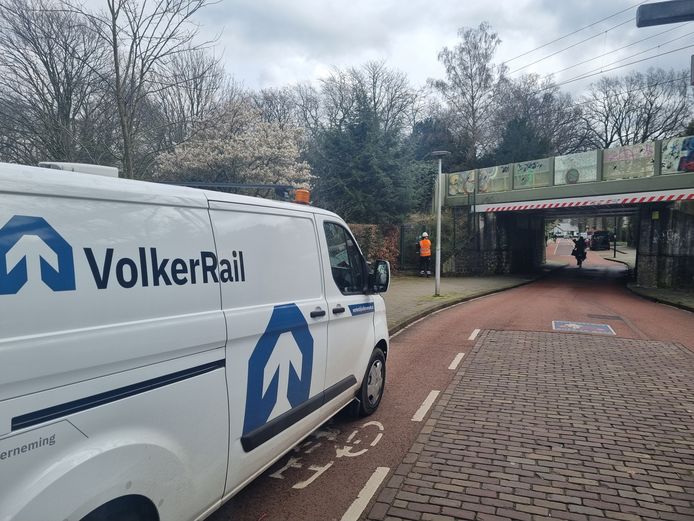 En weer is het raak in Hengelo: vrachtwagen rijdt zich vast onder ...