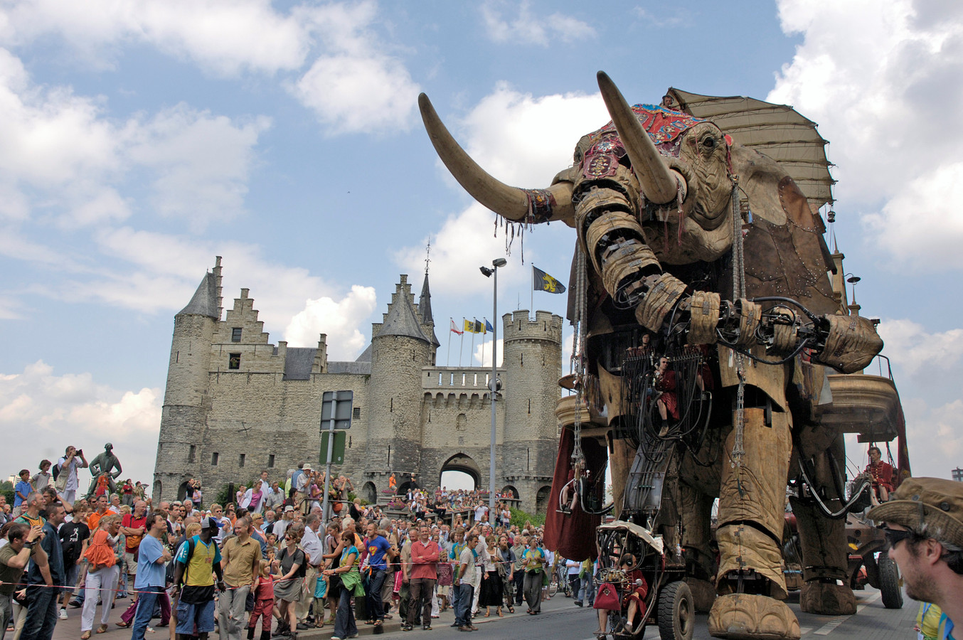 De reuzen van Royal de Luxe in Antwerpen doorheen de jaren: van Grote ...