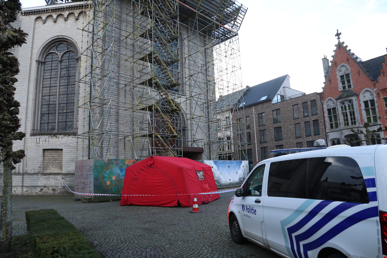 Persoon dood teruggevonden aan voet van stelling rond kerk in Sint ...