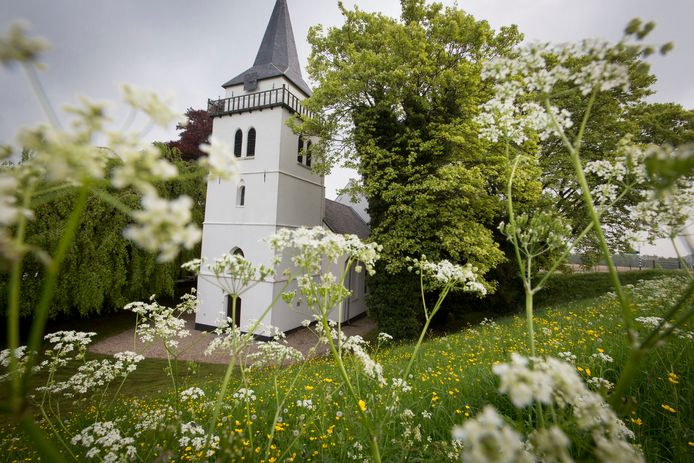 Bijzonder stembureau in het witte kerkje van Slijk-Ewijk: ‘Oh mama, dat ...