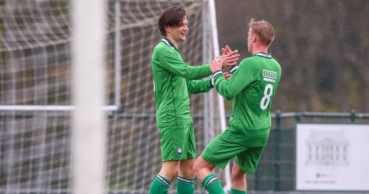 Wouter de Wit vervult hoofdrol bij vv Dieren met drie treffers, knieblessure en een opvallende ...