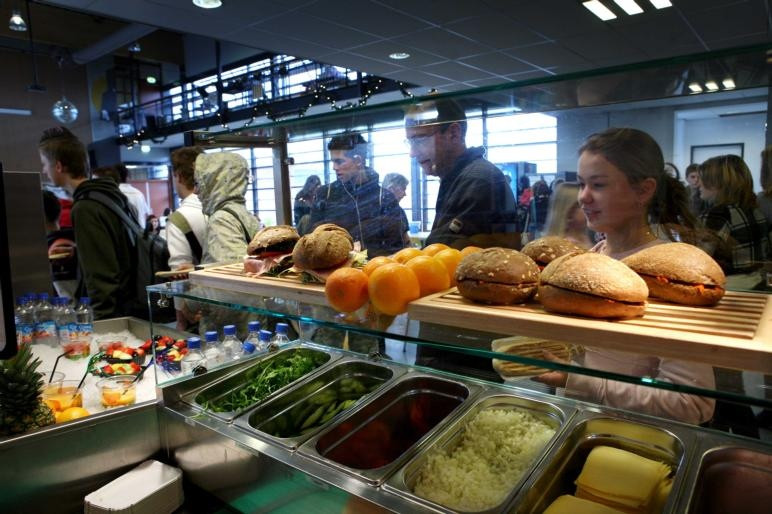 Vanaf 2015: alleen gezond eten in schoolkantine | Foto | AD.nl