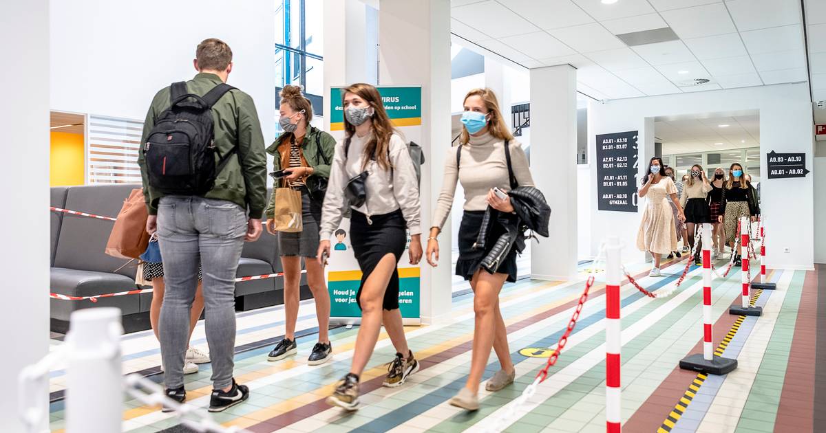 Eerste lesdag met verplichte mondkapjes op het Hoornbeeck College: Het ...