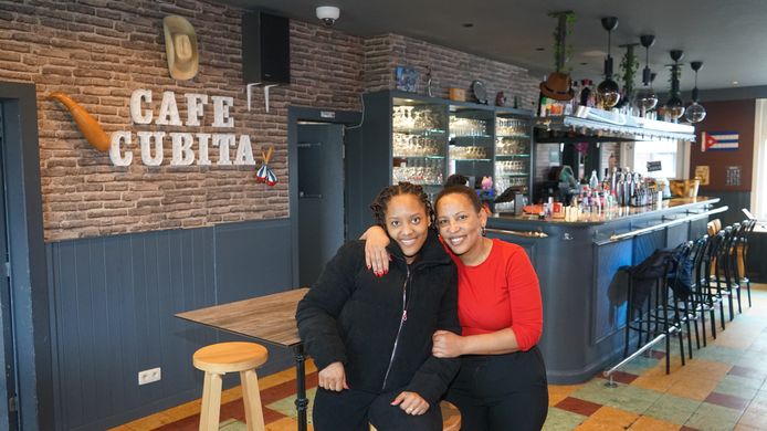 Ines en Yaniset geven volkscafé Cubaans tintje: “Biljart heeft ...