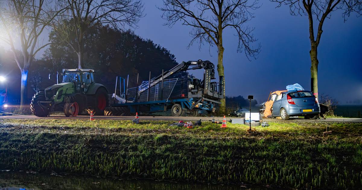 Auto hangt over greppel na zwaar ongeluk bij Heino, maar brandweer ...
