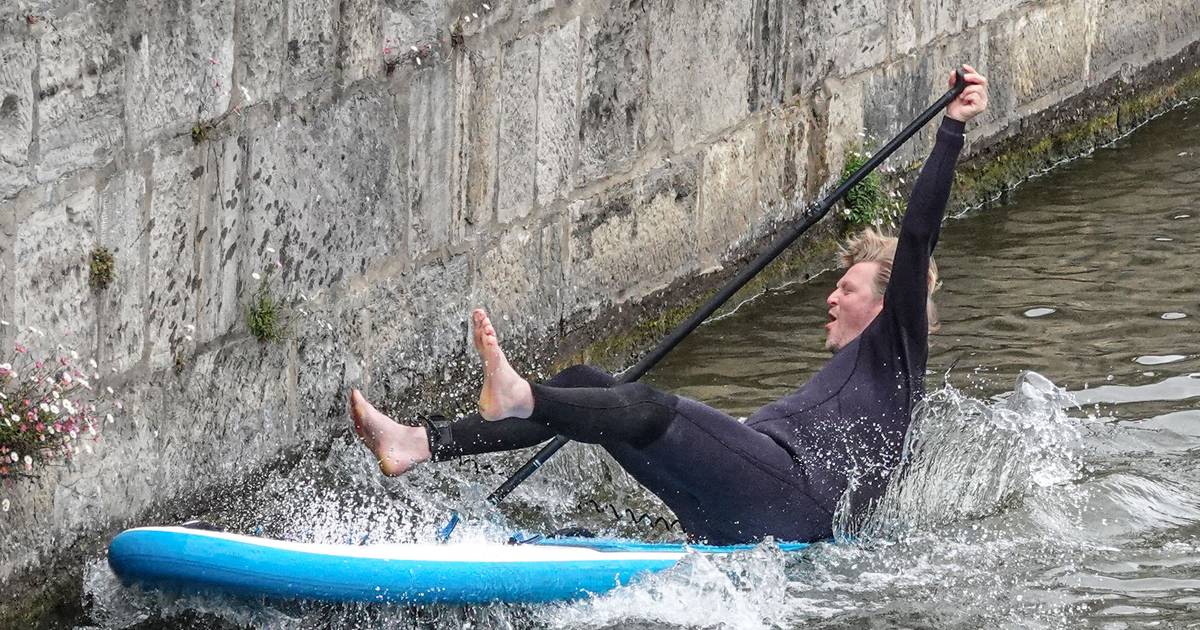 Oeps… schepen Wouter Allijns sukkelt in Leie tijdens voorstelling ...