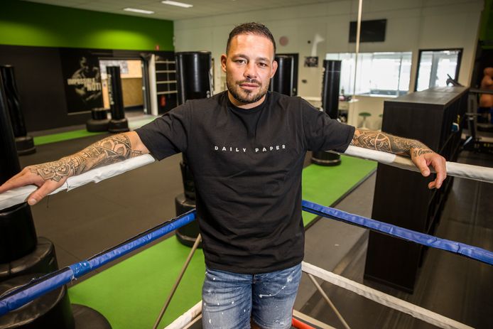 Ex-kickbokser Van Roosmalen na vreselijk ongeluk waarbij zus overleed ...