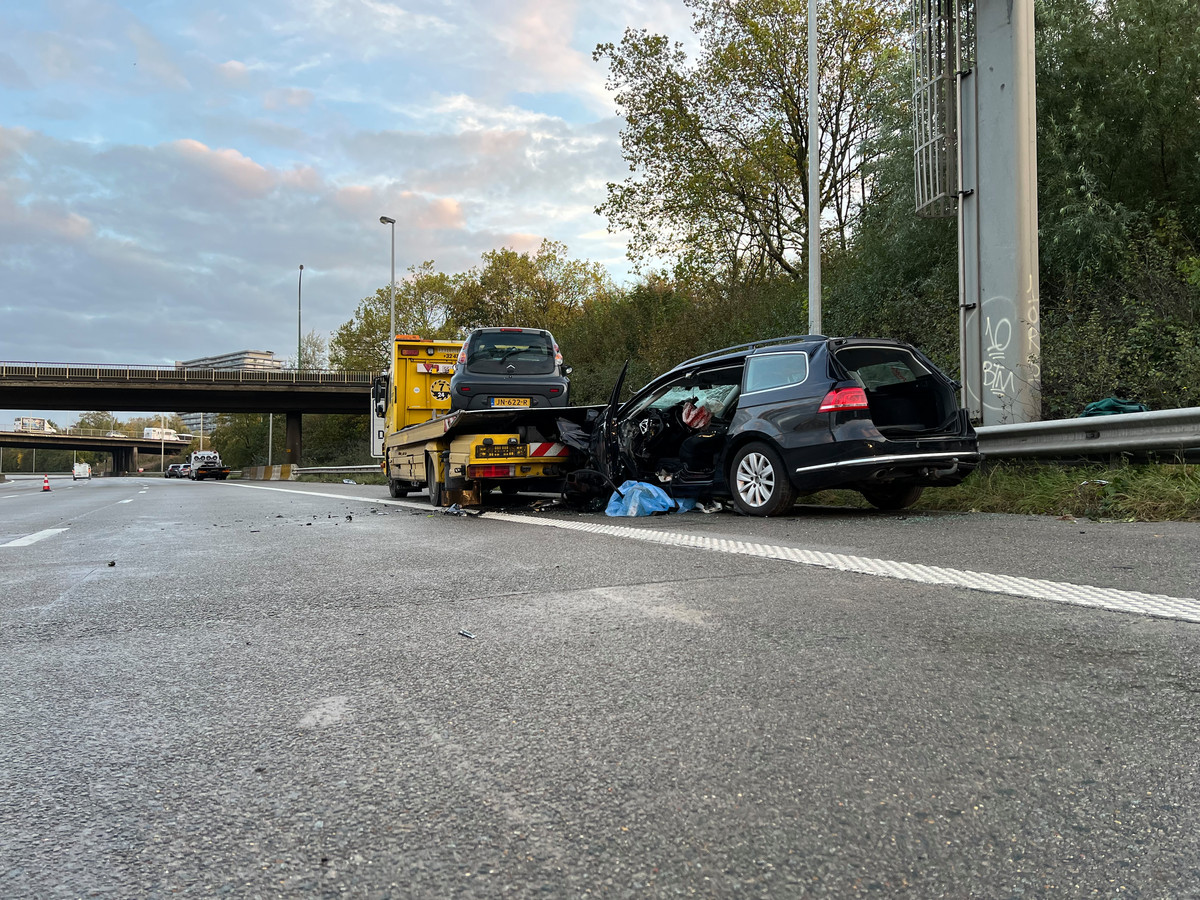 Auto rijdt in op takelwagen op pechstrook Antwerpse ring: bestuurder ... Auto rijdt in op takelwagen op pechstrook Antwerpse ring: bestuurder ...