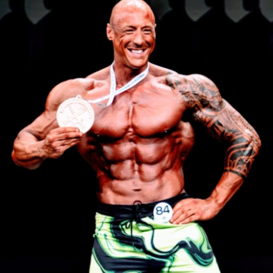 Bekende bodybuilder Jonas (39) overleden na hartaderbreuk: “‘Blijf bij ons, niet weggaan’ riepen ...