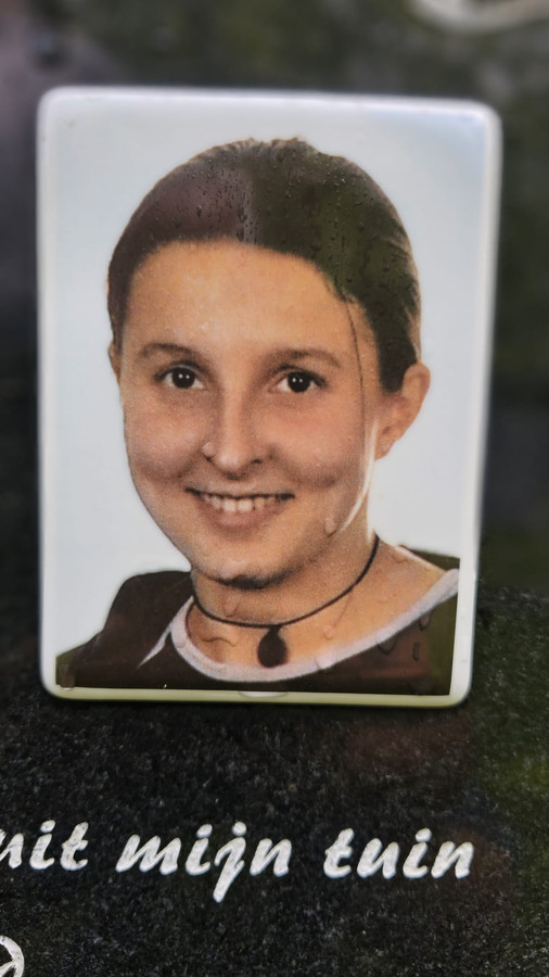 Rozenkwekers herdenken overleden dochter met eigen roos: “Hopelijk ...