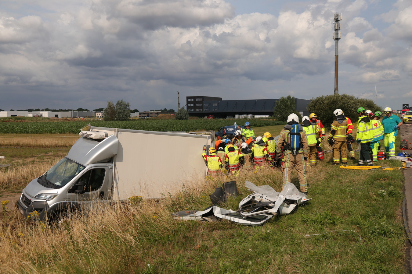 Zware botsing op pechstrook E17: één slachtoffer in levensgevaar | Foto ...