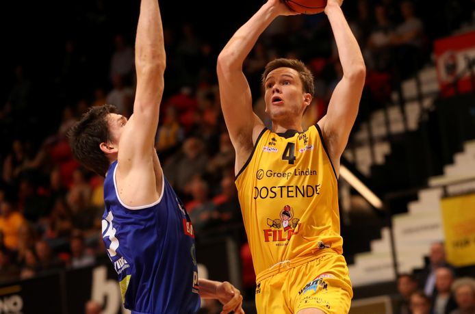 Simon Buysse met Oostende tegen ex-coach Jean-Marc Jaumin (Brussels ...