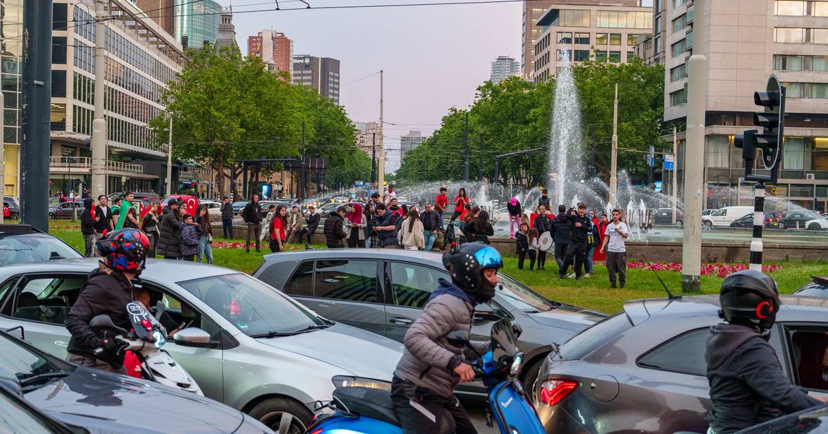 Turkse fans vieren EK-overwinning op Georgië op het Hofplein, verkeerschaos door drukte ...