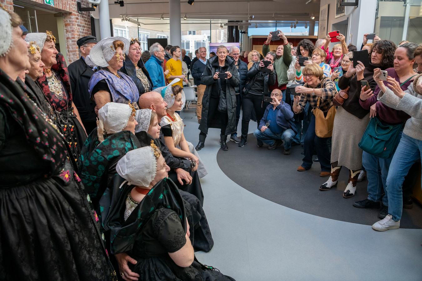 Beroemde fotograaf Jimmy Nelson exposeert over klederdracht in Axel ...