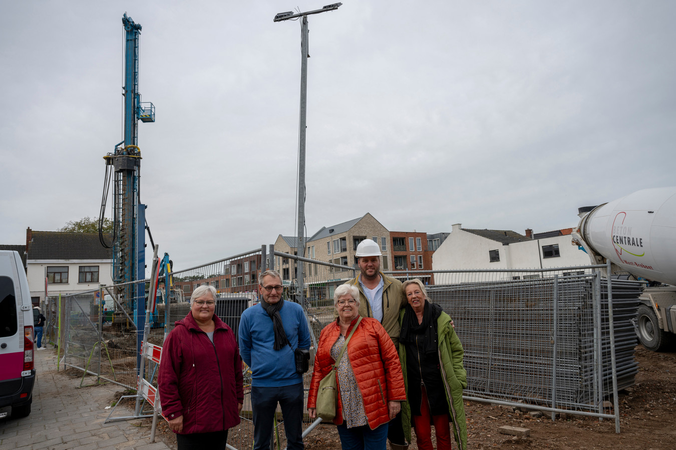 Eindelijk eerste paal appartementen Nieuwe Hoorn in Putte: ‘Kerstboom van 2024 kan er staan ...