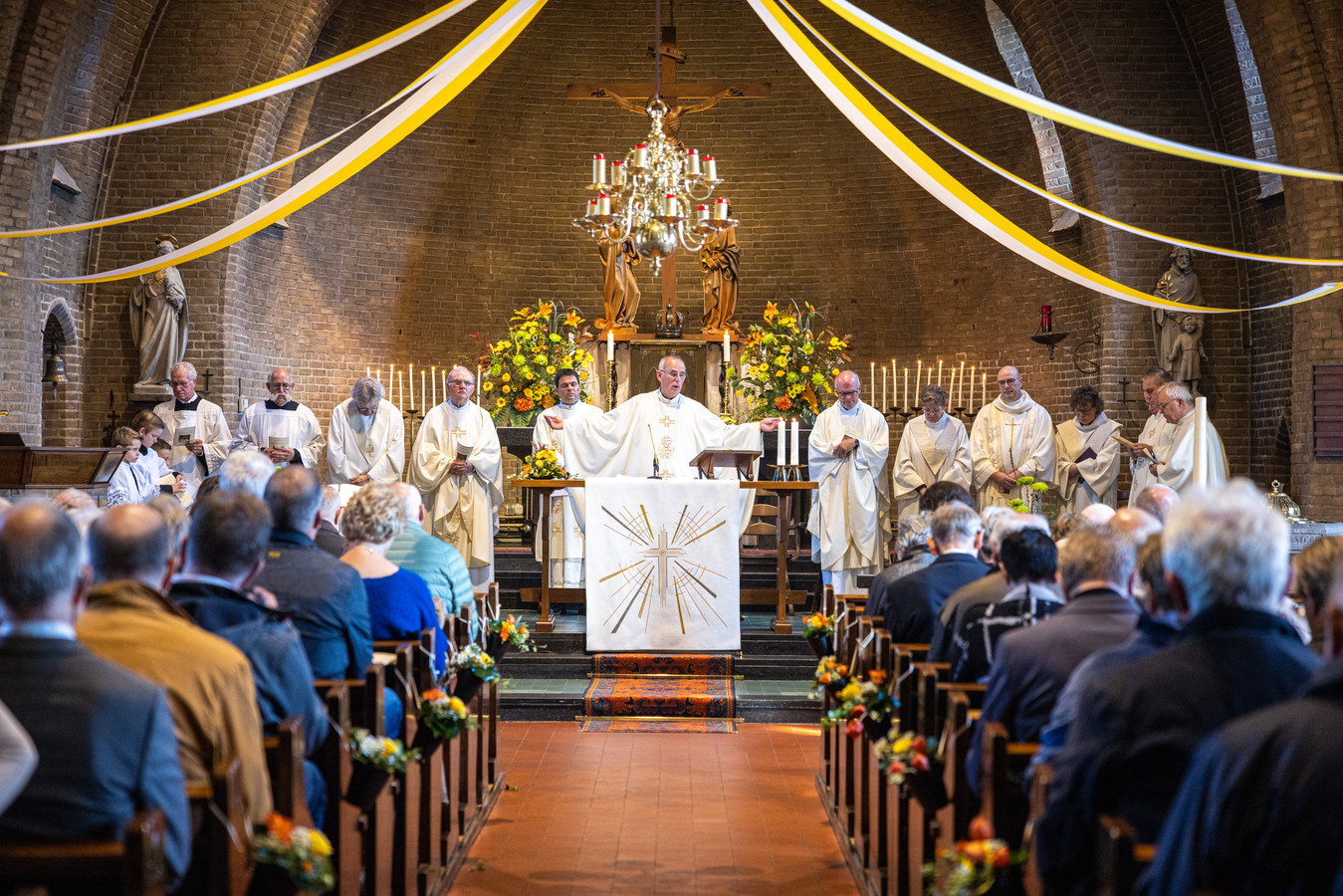 Pastoor uit Ommen viert 25 jaar priesterschap, maar is voor ‘pure ...