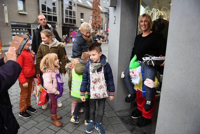 Kinderen die koeken zingen overheersen het straatbeeld | Tremelo | hln.be