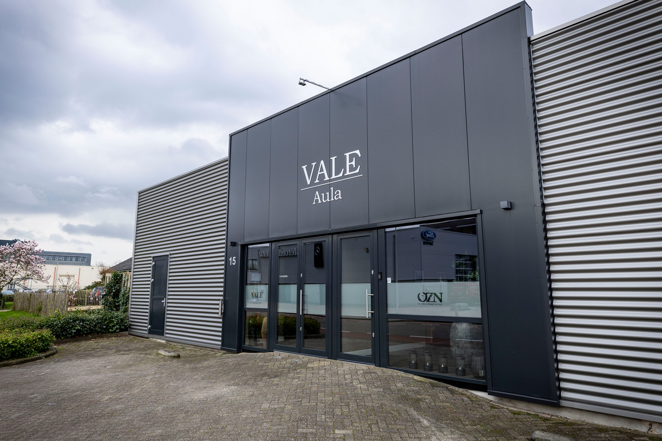 Broer en zus runnen nu samen het uitvaartbedrijf van hun ouders: ‘Zorgen dat overledene mooi in ...