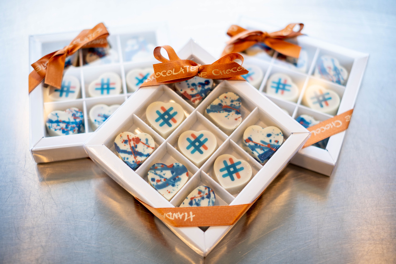 ’t Suykerbootje maakt chocolaatjes voor tiende verjaardag Dorpshart ...