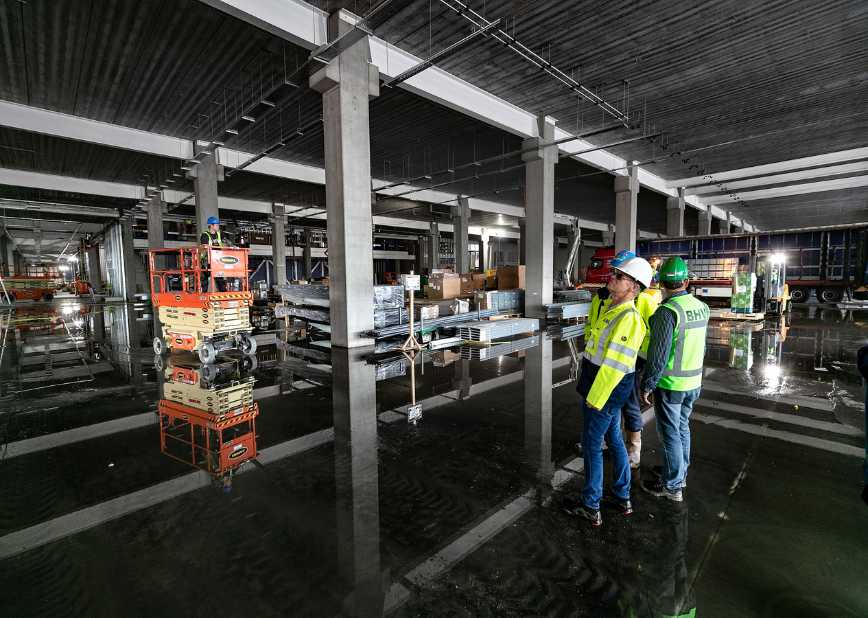 ASML complex in Veldhoven is Eiffeltoren aan staal en drie zwembaden ...