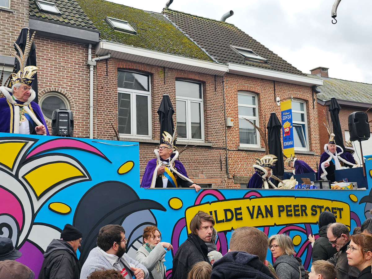 KIJK. Peer Stoet moet het wegens panne zonder echte prinsenwagen ...