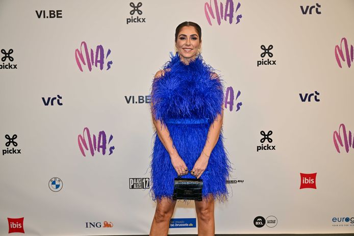 Hugo draagt Nicole bij zich, Fien Germijns maakte haar eigen jurk en ...