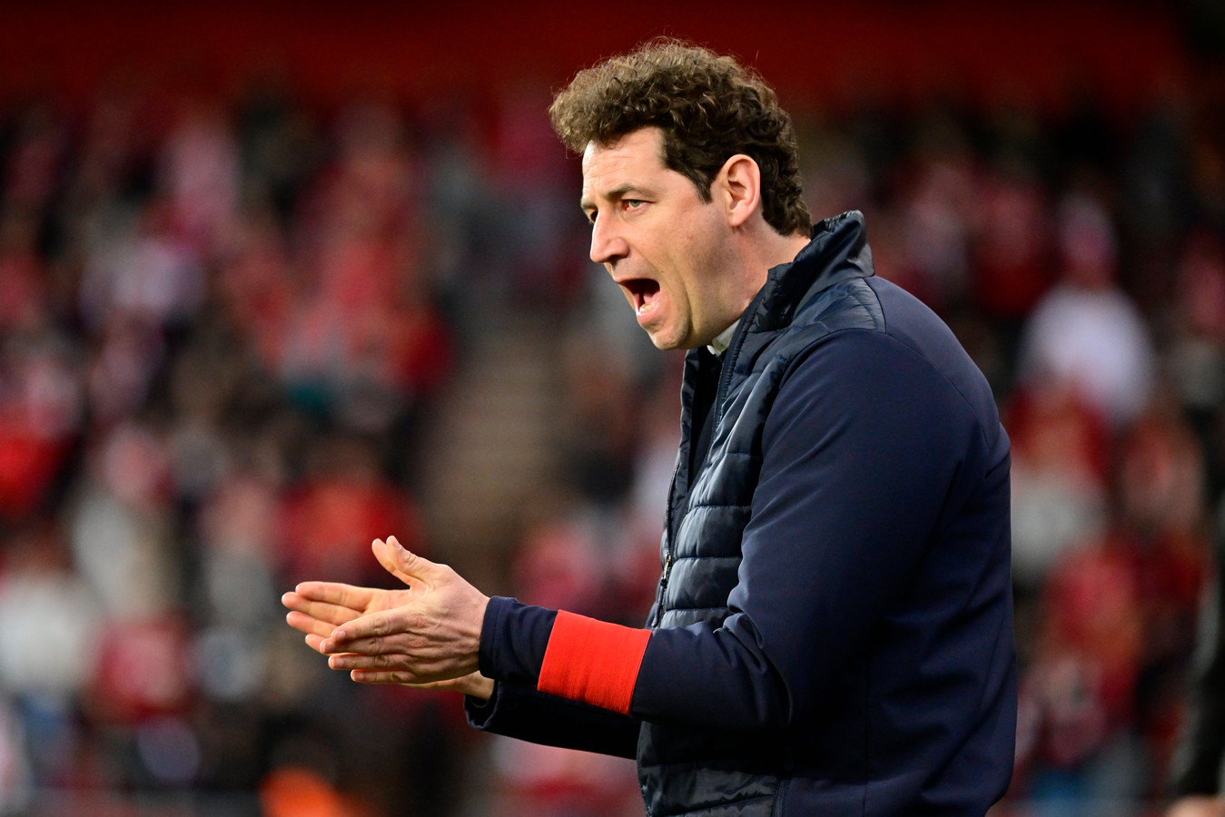 Frederik D’Hollander en Essevee met mes op de keel naar Charleroi: “Er ...