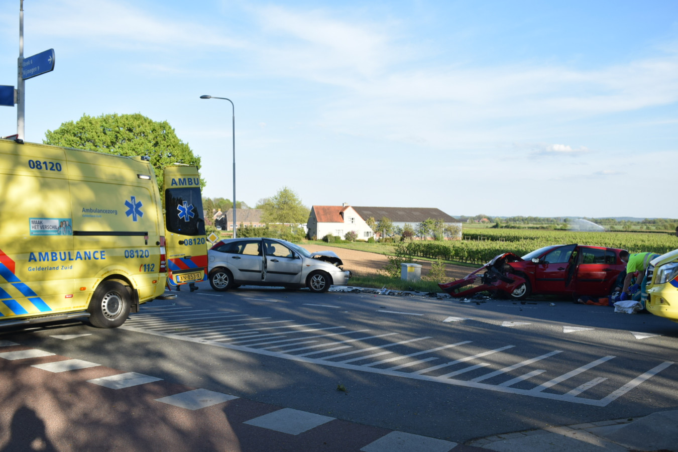 Vijf gewonden bij frontale botsing van twee auto’s in Leuth | Foto | gelderlander.nl