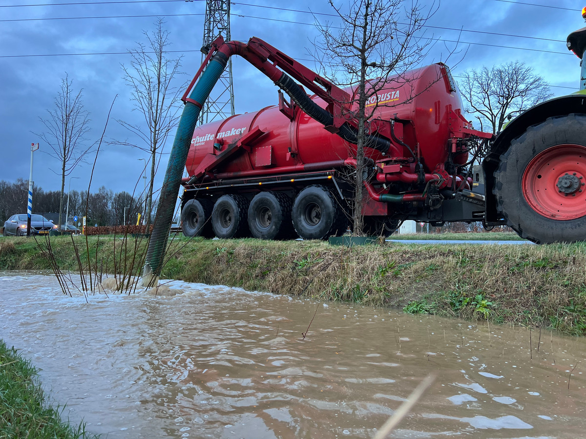 Wateroverlast zorgt voor problemen in Voorst: N345 afgesloten voor ...
