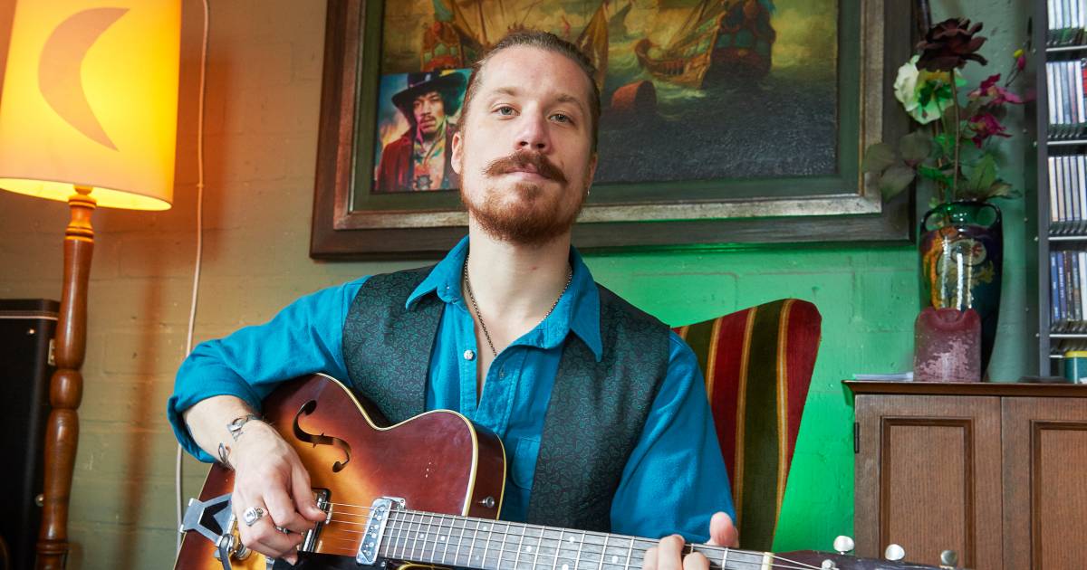 Robin Borneman uit Oss verrast winkelend publiek met een intiem concert ...