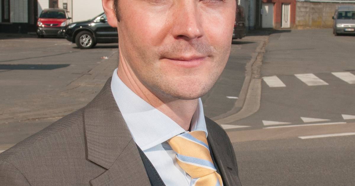 Tom Deputter legt eed af als nieuwe schepen | Ronse | hln.be